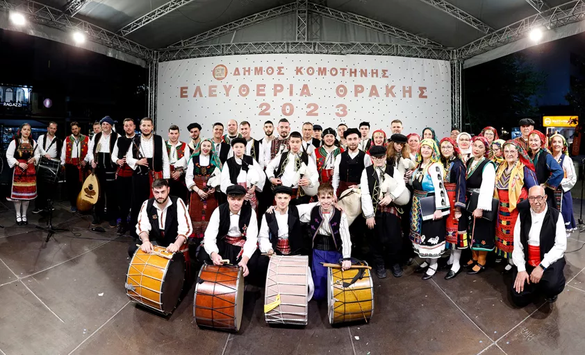 Με παραδοσιακή πατινάδα ξεκίνησαν τα Ελευθέρια | xronos.gr