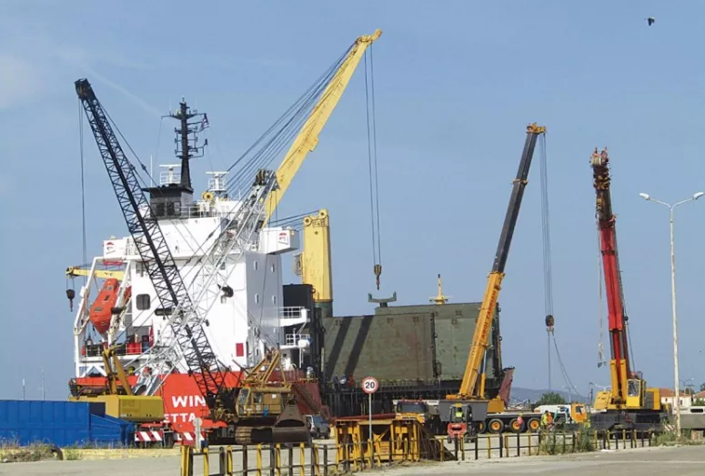 Εντυπωσιακές εικόνες από το πλοίο Atlas Wind στο λιμάνι Πόρτο Λάγους ...