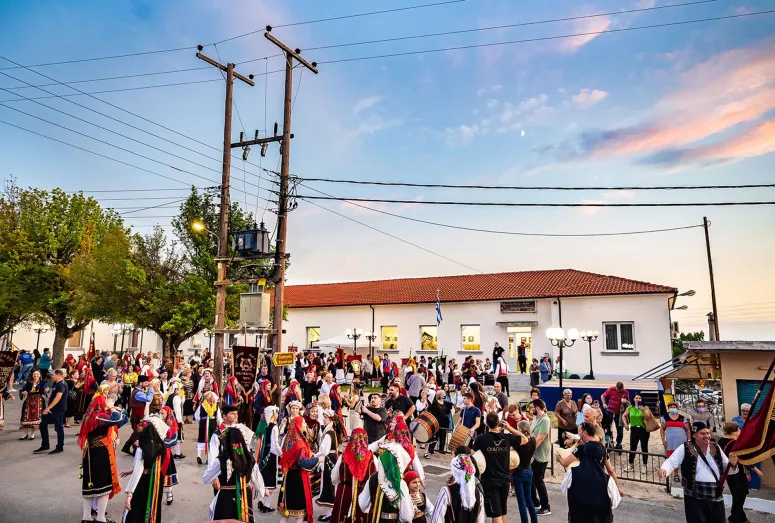 Γέμισε Θρακιώτες χορευτές η Νέα Ζίχνη Σερρών | xronos.gr