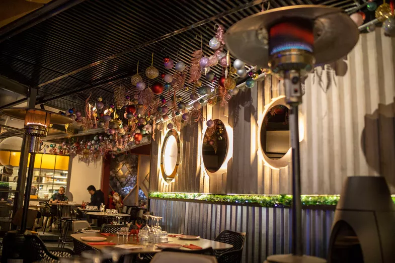 Τα χριστουγεννιάτικα φόρεσε το Scenario | xronos.gr