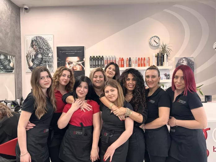 Η viral Κομοτηναία κομμώτρια που δημιουργεί… μαλλάρες! | xronos.gr