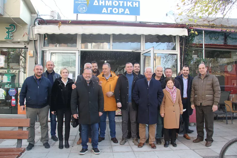 Σύσσωμος ο Δ. Κομοτηνής στη Δημοτική Αγορά για ευχές και συζήτηση για την αναβάθμιση | xronos.gr