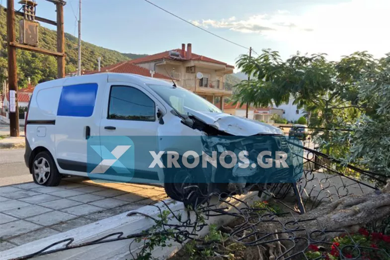 Ίασμος: Βαν διακινητή προσέκρουσε σε αυλή σπιτιού | xronos.gr