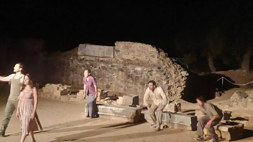 Ο “Αρχαιολόγος” μαγνήτισε και διασκέδασε το κοινό στο αρχαίο θέατρο Μαρώνειας | xronos.gr