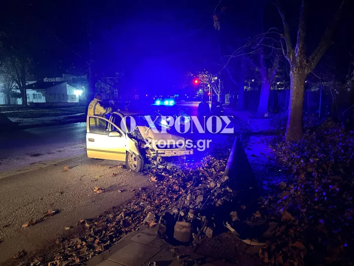 Κομοτηνή: Τράκαρε σε κολώνα, διαλύθηκε το αυτοκίνητο | xronos.gr