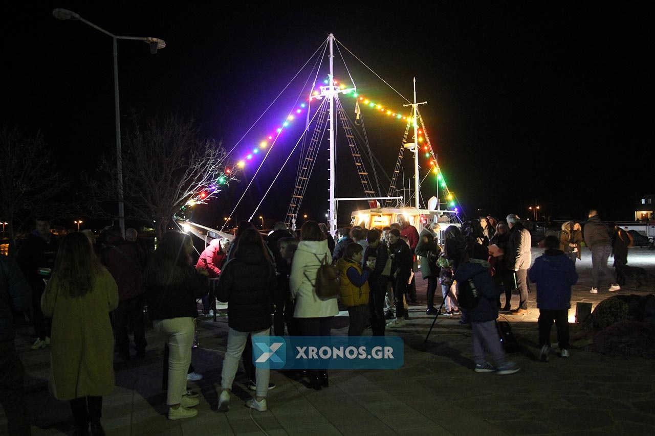 Φωτίστηκε για τα Χριστούγεννα σκάφος στο λιμάνι Φαναρίου | xronos.gr